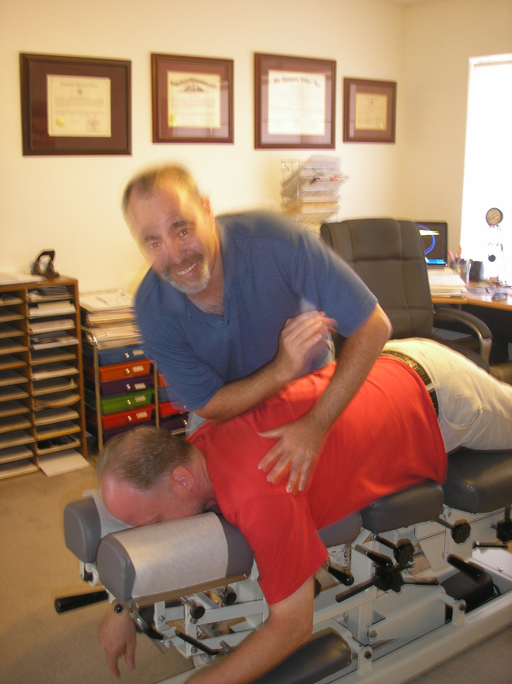 Dr Altman Working on Patient | AZ Family Health - Dr. Andrew Altman DC